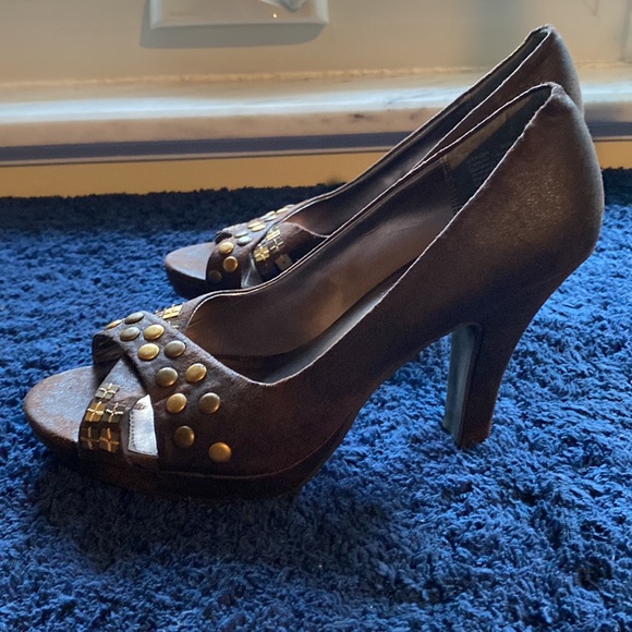 lei | Shoes | Leather Lei Heels With Gold Metal Accents Size 6 | Poshmark